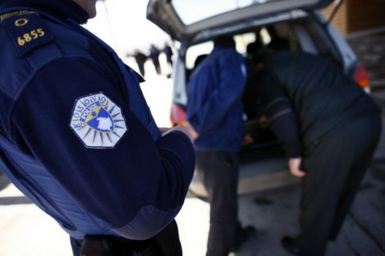 Policia e Kosovës arreston tre persona të dyshuar për mashtrim, dy nga ...