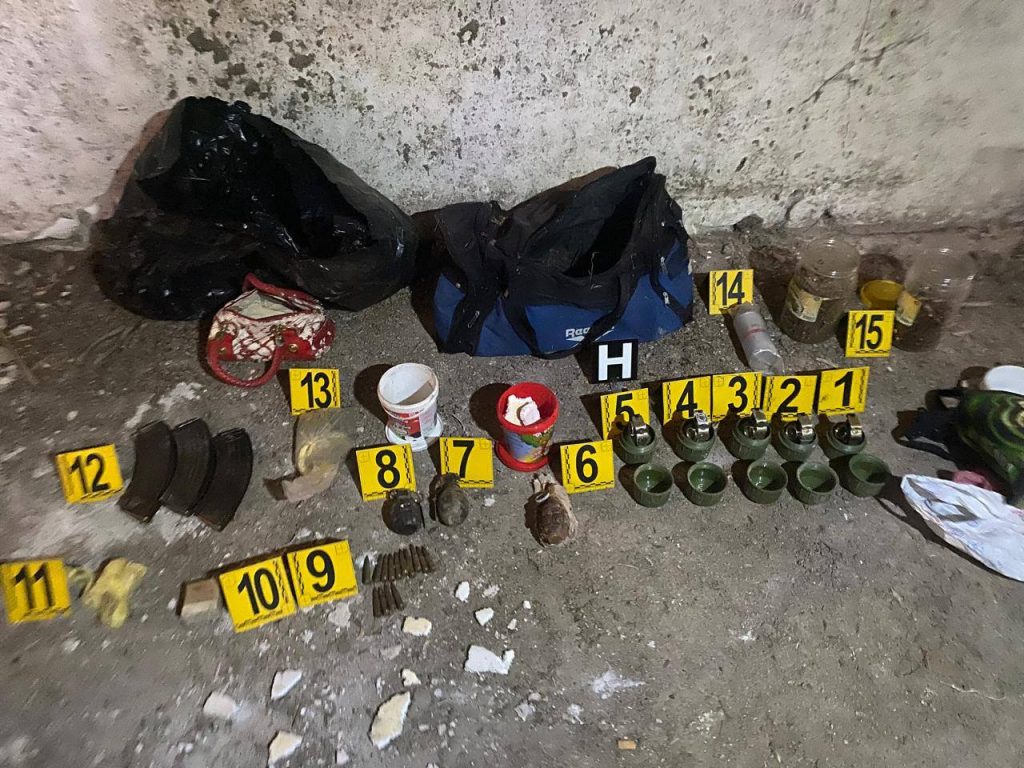 Policia e Kosovës gjen prap municion dhe granata dore në një shtëpi të ...